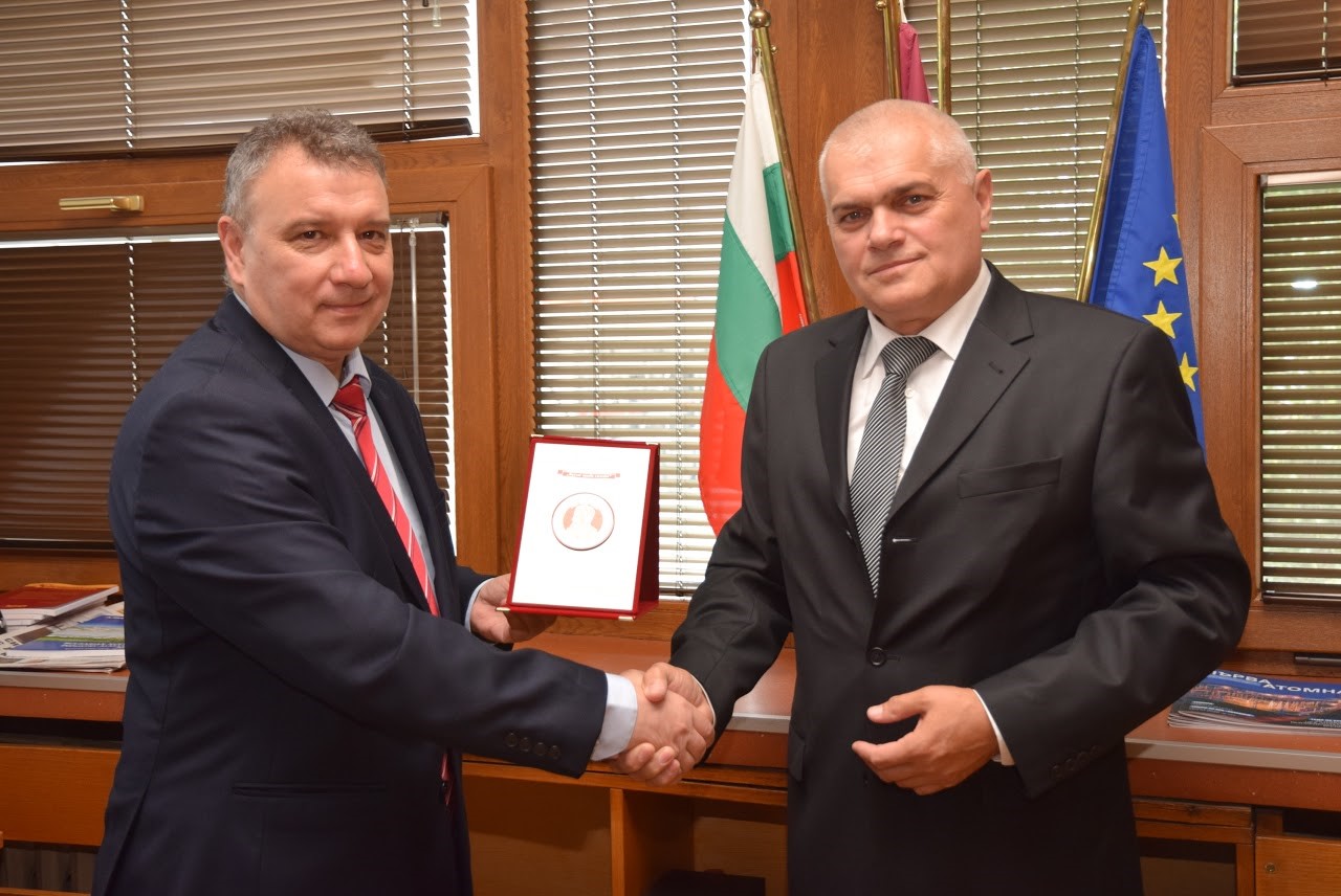 УНСС Ректорът връчи юбилеен плакет „100 години УНСС“ на доц Валентин Радев